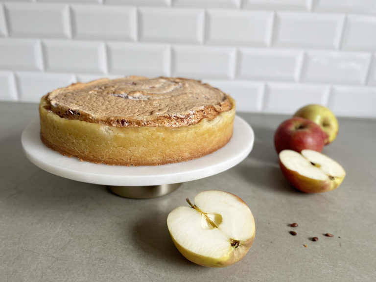 Verliebt in Apfeltorte mit Preiselbeer-Baiser - makajumy.de