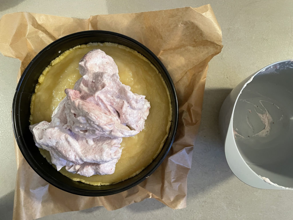 Verliebt in Apfeltorte mit Preiselbeer-Baiser - makajumy.de